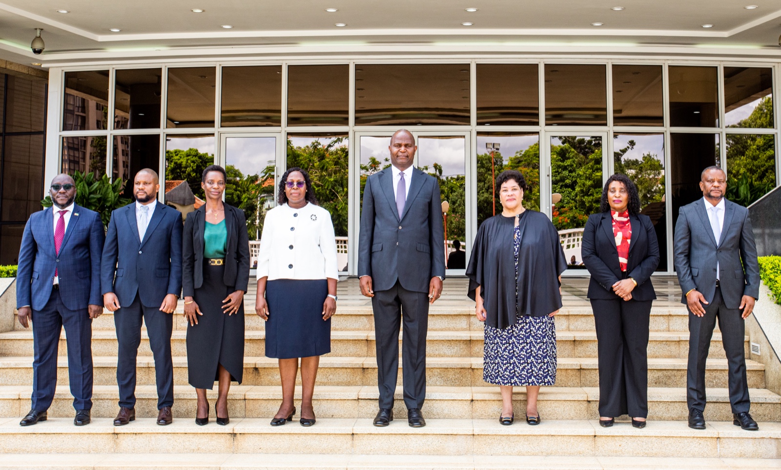 Chapo confere posse aos novos ministros e exige soluções inovadoras ...